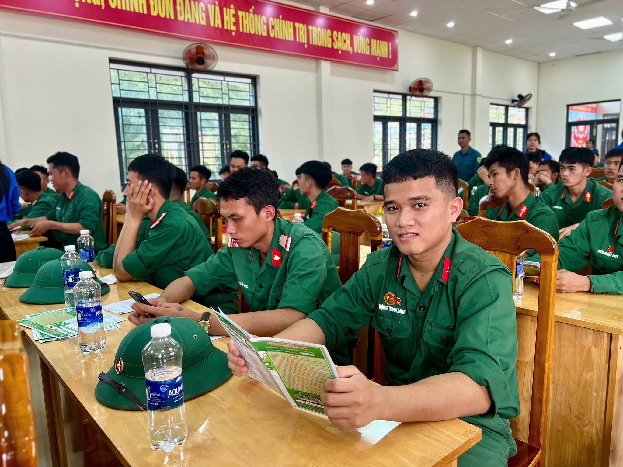 XÃ LA NGÀ TỔ CHỨC ĐÓN QUÂN NHÂN XUẤT NGŨ, TƯ VẤN HƯỚNG NGHIỆP VÀ TẶNG ...