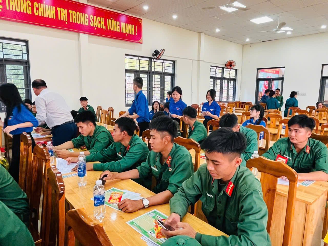 XÃ LA NGÀ TỔ CHỨC ĐÓN QUÂN NHÂN XUẤT NGŨ, TƯ VẤN HƯỚNG NGHIỆP VÀ TẶNG ...